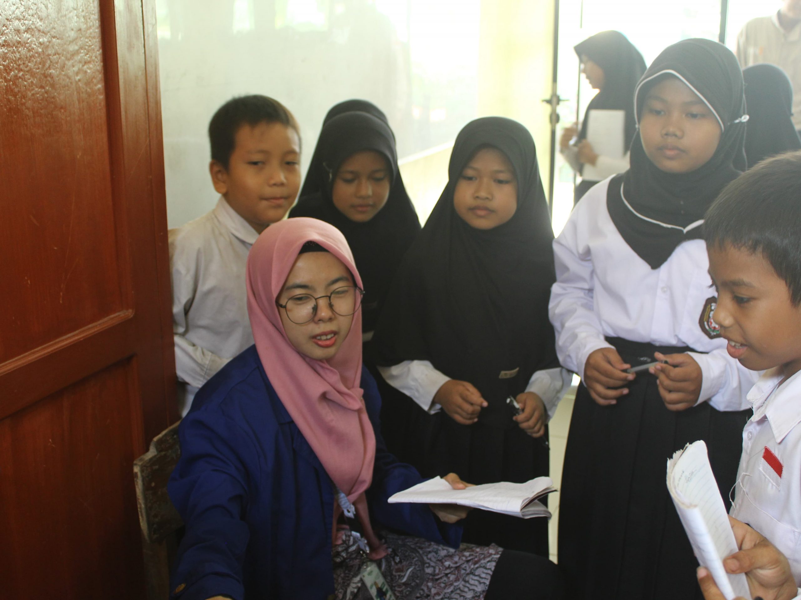 Mahasiswa KKM Kelompok 11 Beri Pengajaran Bahasa Inggris dan Matematika Untuk Siswa SD Kelas 4 ...